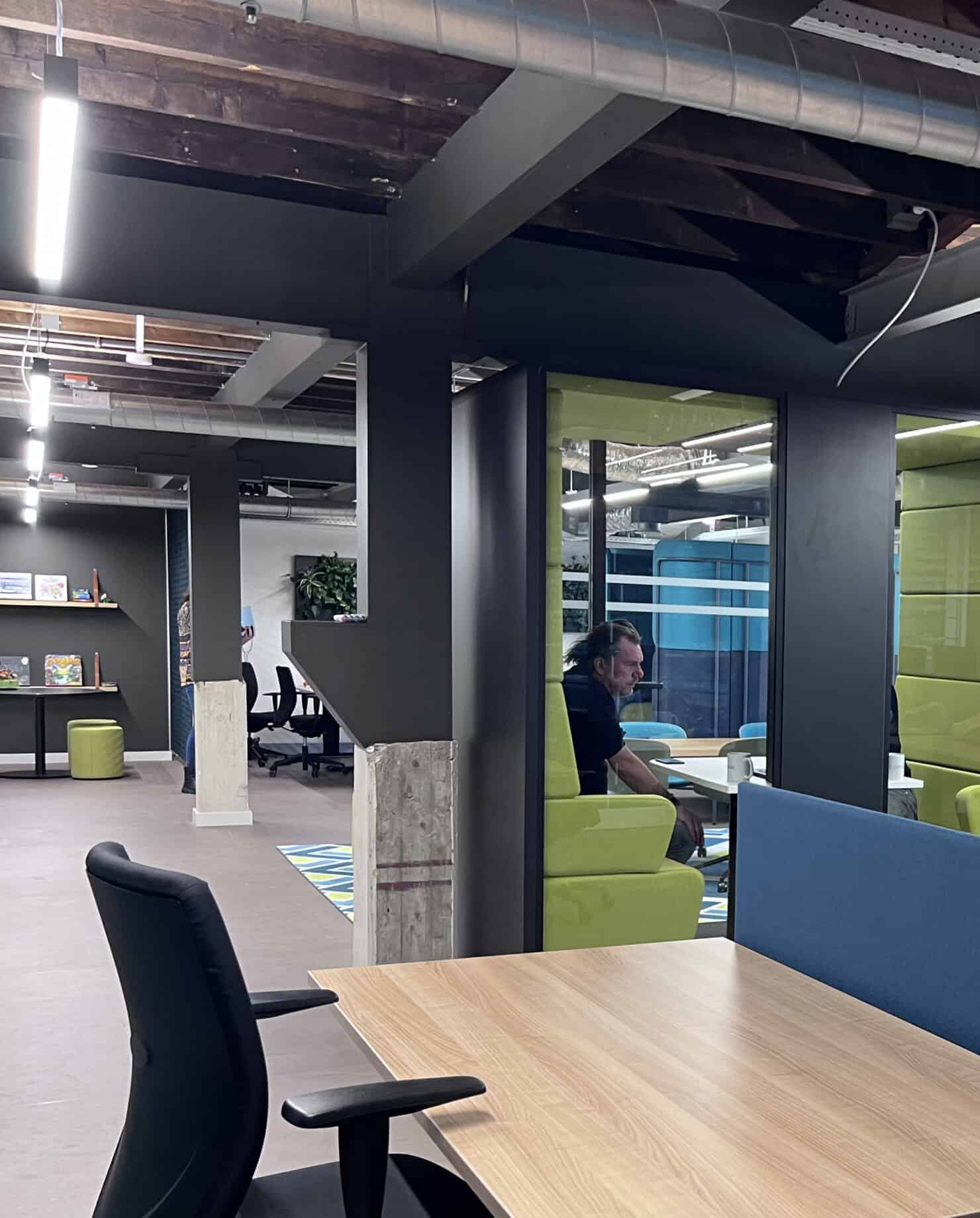 Samen werken in de historische Grasso fabriek - Topper interieurontwerp ...